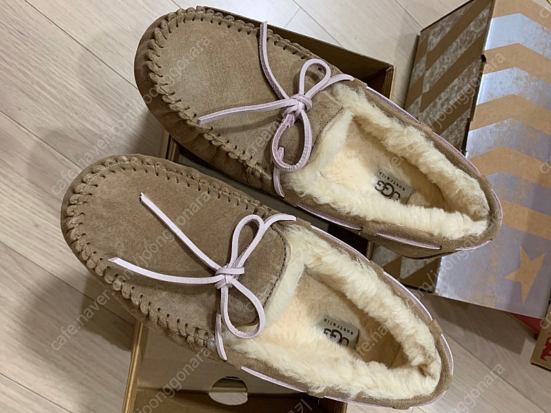 UGG 여성 어그 다코타 모카신 240사이즈 | 구두/로퍼 | 중고나라